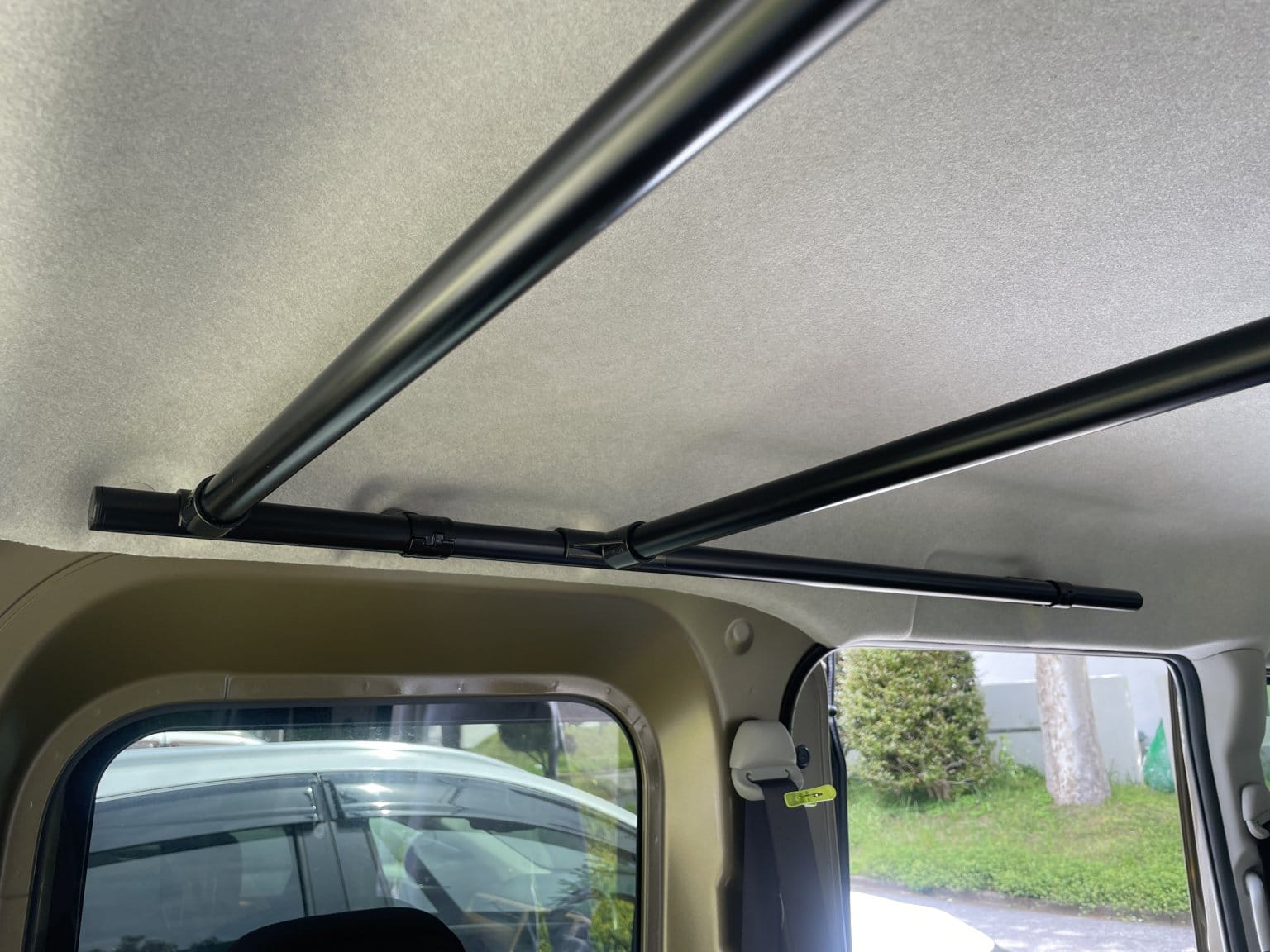 アトレーの天井に“収納棚”を自作！車中泊グッズがすっきり収まる便利スペース | Vanlife Mini｜軽バンで旅する小さな暮らし