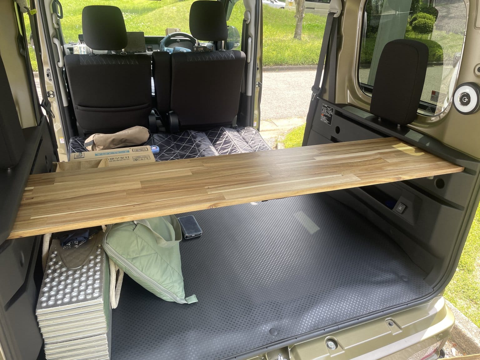 荷室を無駄なく使いたい！アトレーにぴったりのラゲッジボードを自作してみた | Vanlife Mini｜軽バンで旅する小さな暮らし