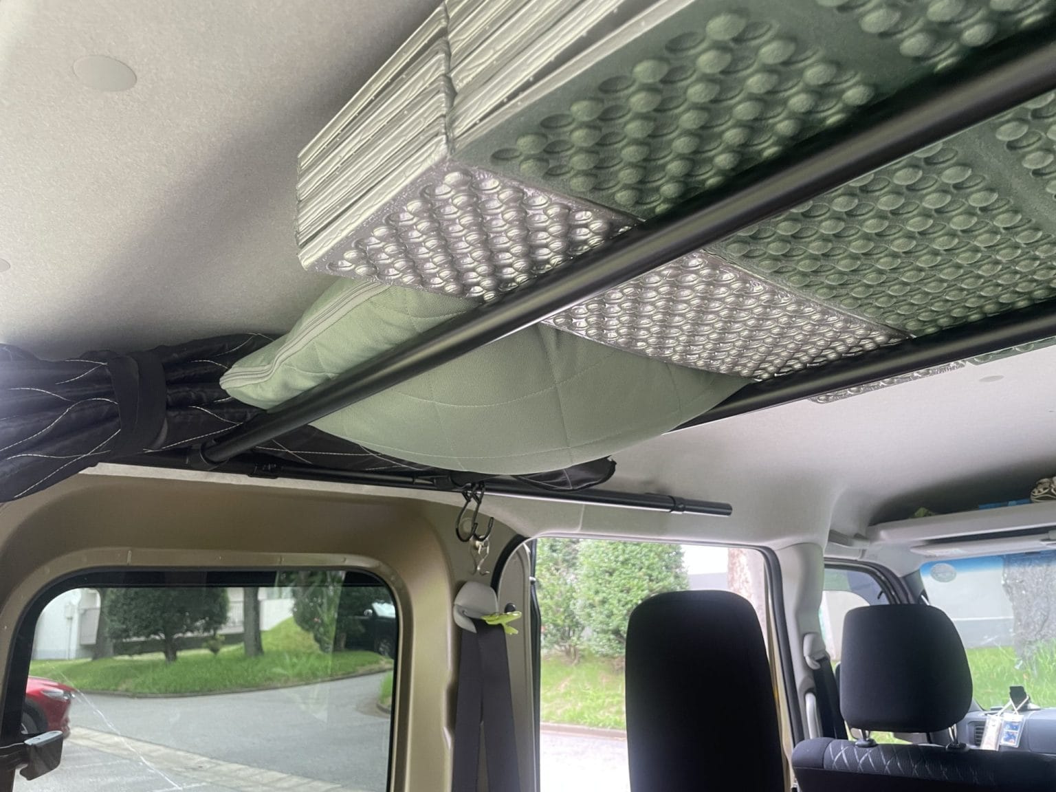 猛暑対策にも効果アリ!? アトレー天井収納と“のれん仕切り”で快適車中泊を実現 | Vanlife Mini｜軽バンで旅する小さな暮らし